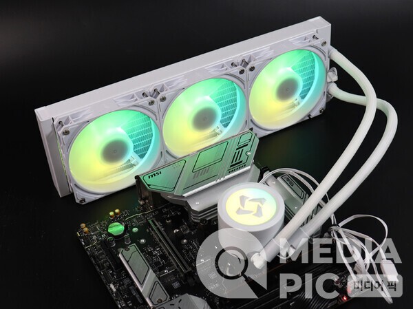 가격과 성능이 조화로운 3열 수랭 쿨러 '이엠텍 레드빗 ICE 360 ARGB'